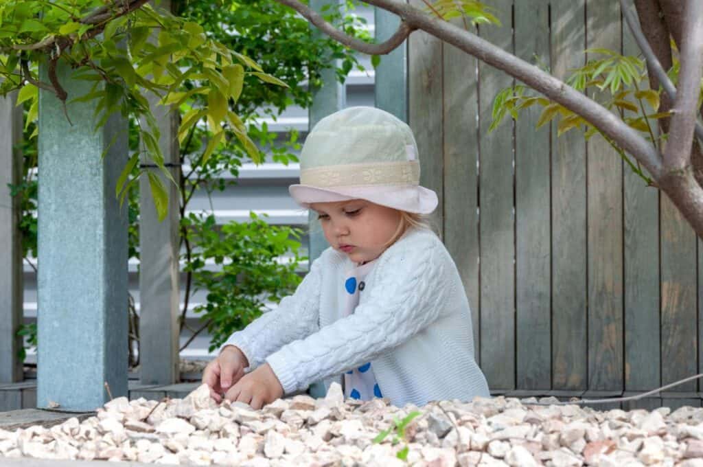 15 Nature Play Activities for Toddlers & Preschoolers